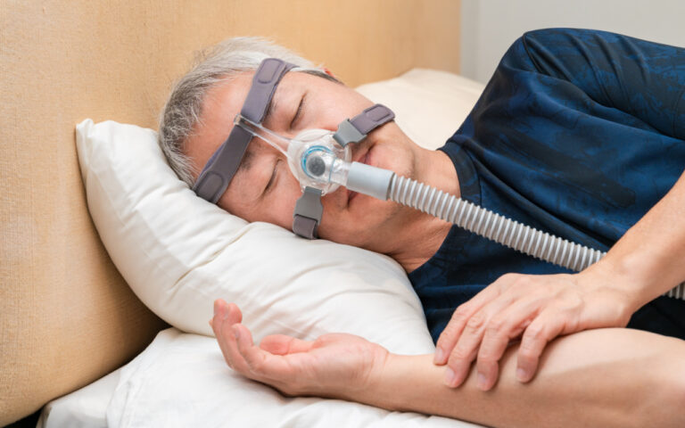 How to Avoid the Most Common CPAP Machine Side Effects - Holly Wood ...